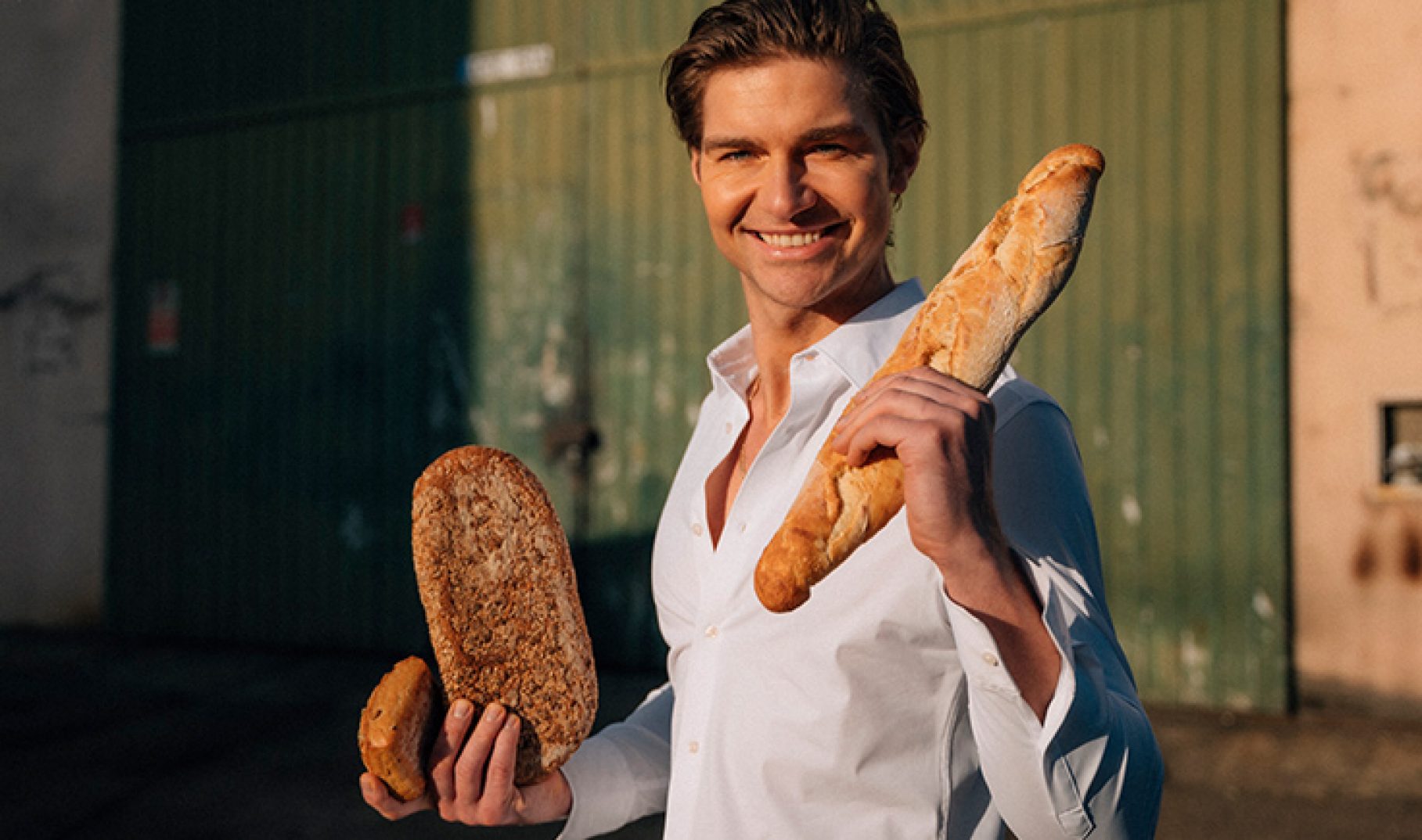 Jeremy Fragrance oberkörperfrei am Sandstrand, dazu rauschende Wellen ...