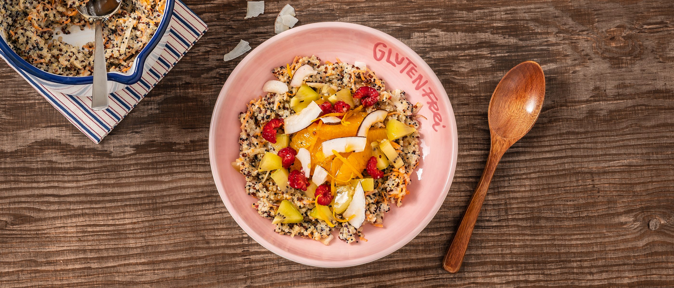 Quinoa Bowl mit Kokoschips, Himbeeren, Orange und Kiwi (glutenfrei ...