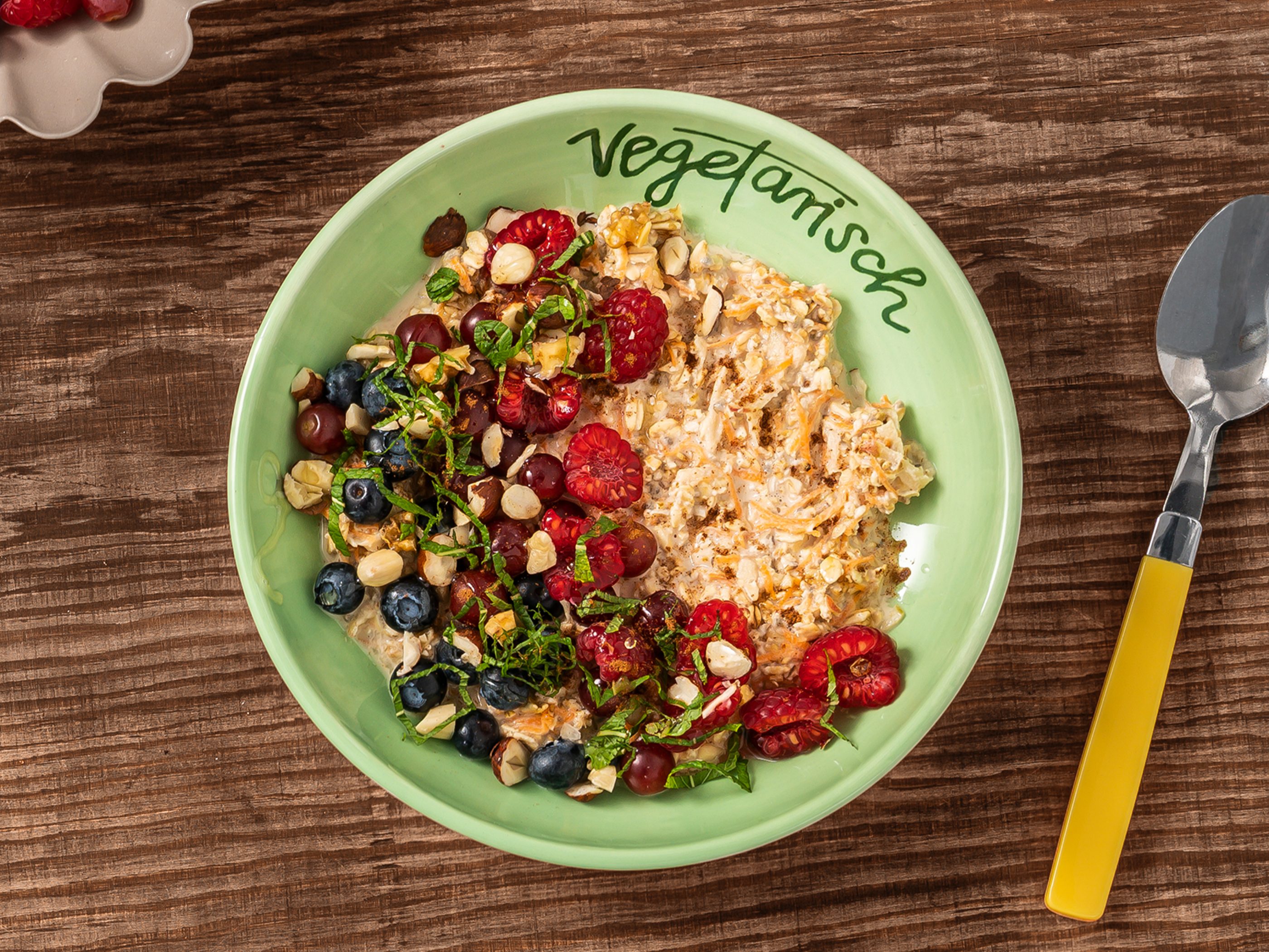 Quinoa Bowl mit Kokoschips, Himbeeren, Orange und Kiwi (glutenfrei ...
