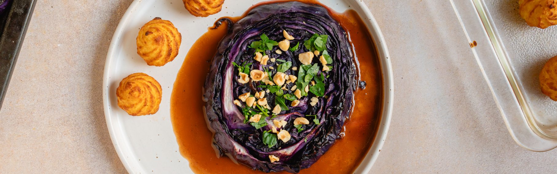 Rotkohlsteak mit vegetarischer Bratensauce und Herzoginkartoffeln ...