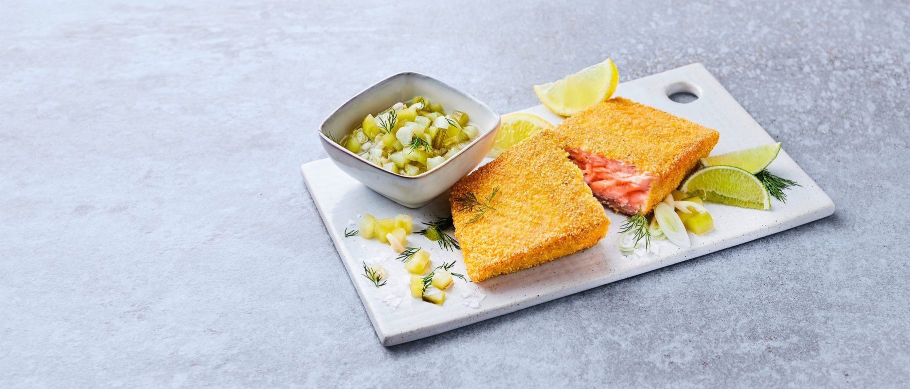 Lachs in Polentakruste mit Gurken-Relish – Rezepte von ALDI Nord